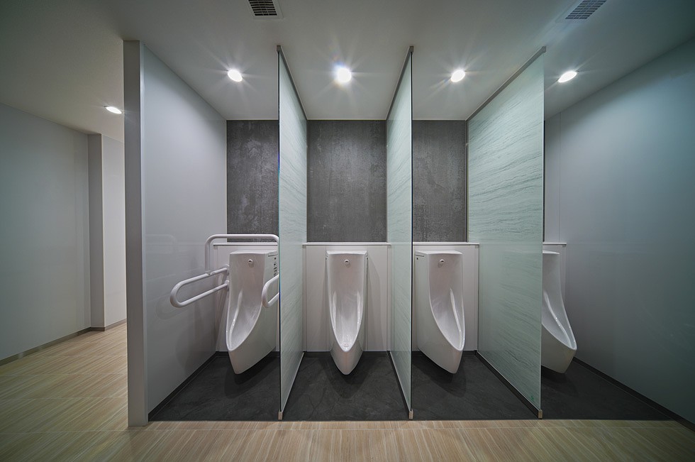 小便器同士の間には立派な間仕切りがつく：日経クロストレンド
