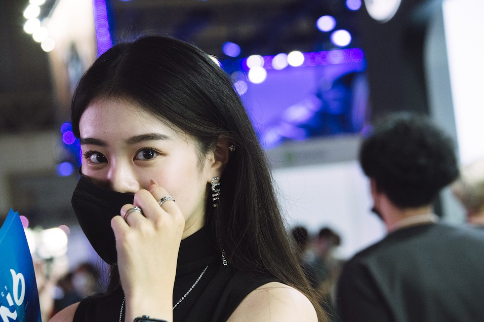 黒い瞳とのコラボ マスク時代のコンパニオン（PROJECT XENO編）【TGS2022】：日経クロストレンド