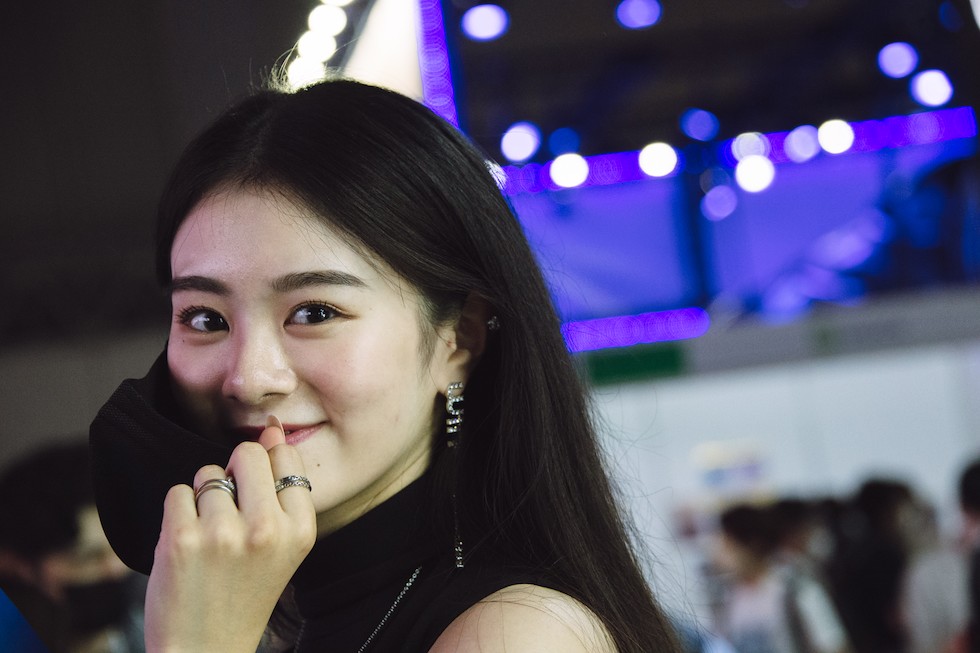 黒い瞳とのコラボ マスク時代のコンパニオン（PROJECT XENO編）【TGS2022】：日経クロストレンド