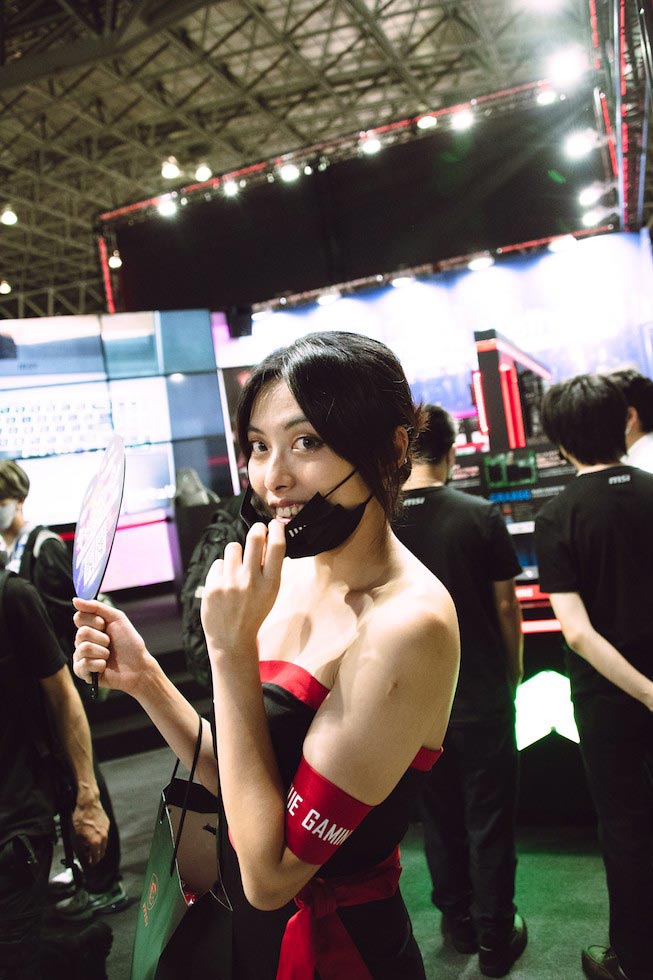 冗舌な視線 マスク時代のコンパニオン（MSI編）【TGS2022】：日経クロストレンド