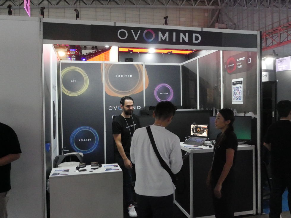 腕から感情を読み取ってゲームに反映できるOVOMIND【TGS2024】：日経クロストレンド