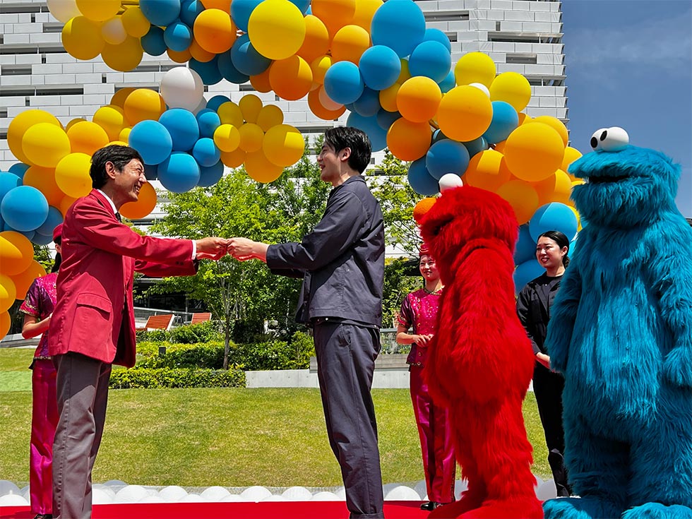 USJ公認OMOレンジャーの公認バッジ授…：日経クロストレンド